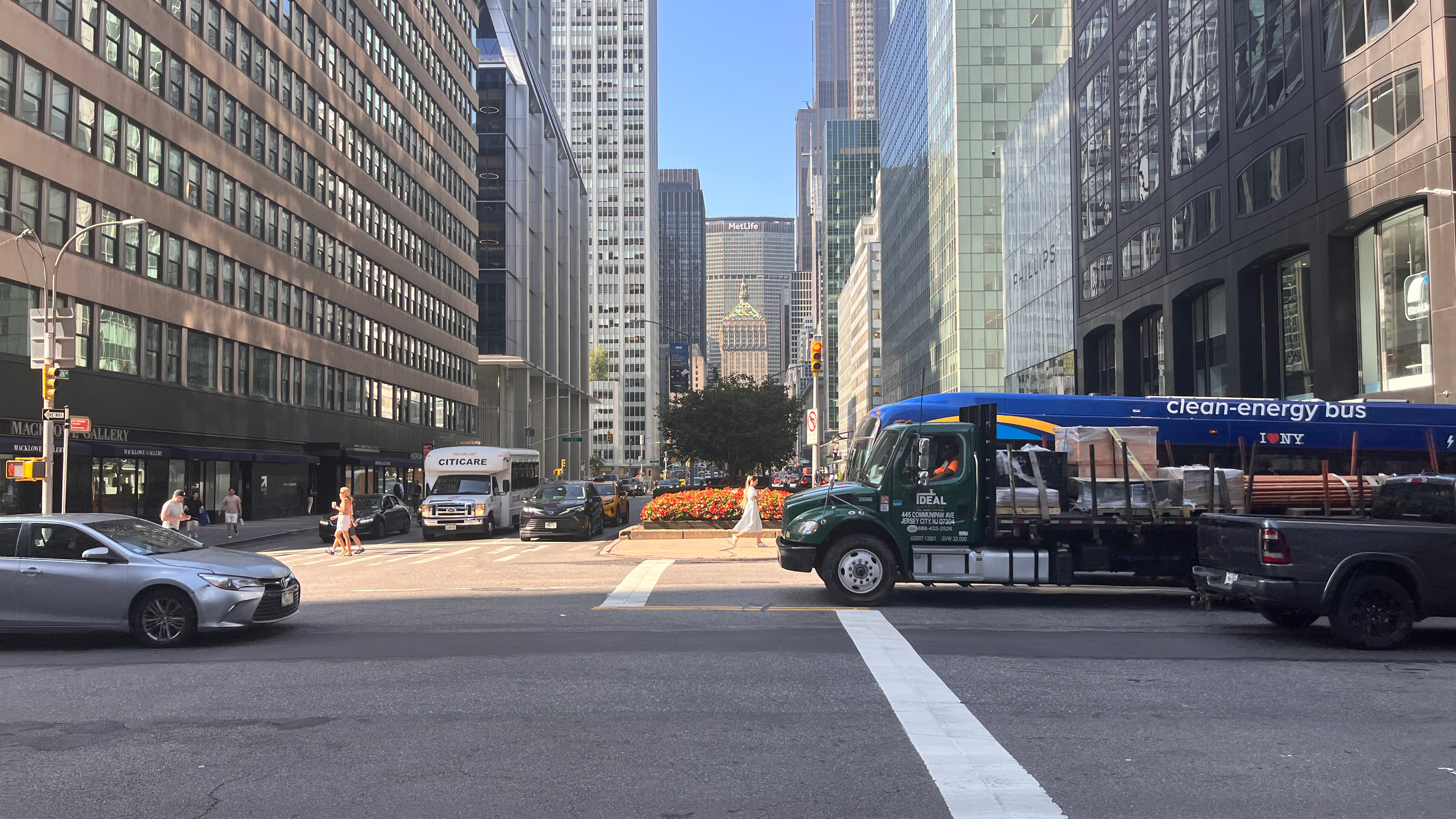 Please, Sir: Midtown Residents Want More Car-Free Space On Park Ave ...